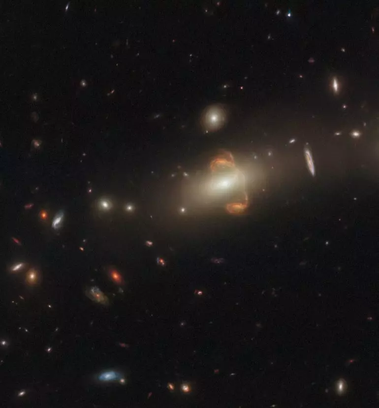 Hubble Umwanya wa Telesikopi Twin Galaxies