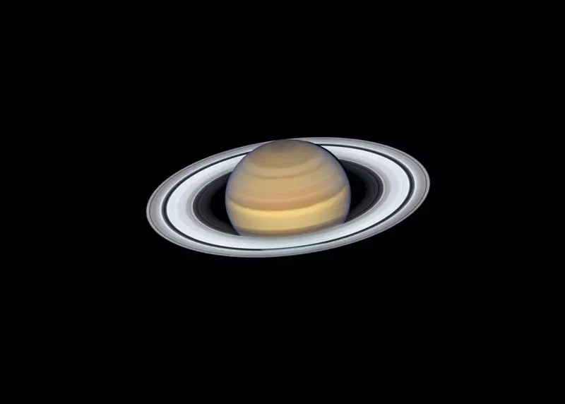 saturn lluna