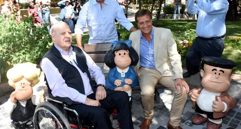 Inhuldiging van een nieuwe sculptuur van Mafalda in Argentinië