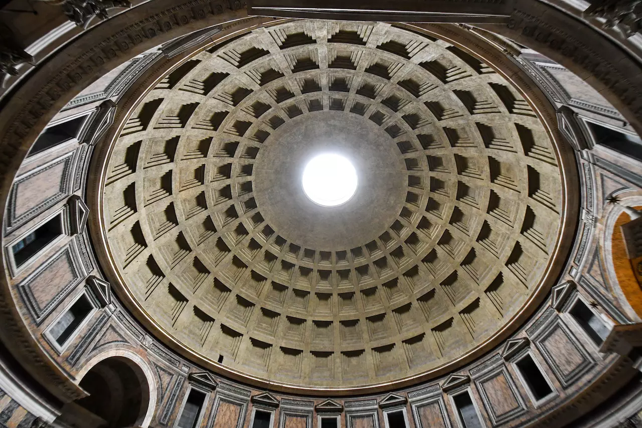 What is the reason for the phenomenon that happens in the Pantheon of Agrippa in September?