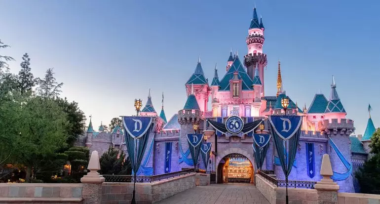 Je! unajua ni kivutio gani cha Disneyland kina karibu miaka 100?