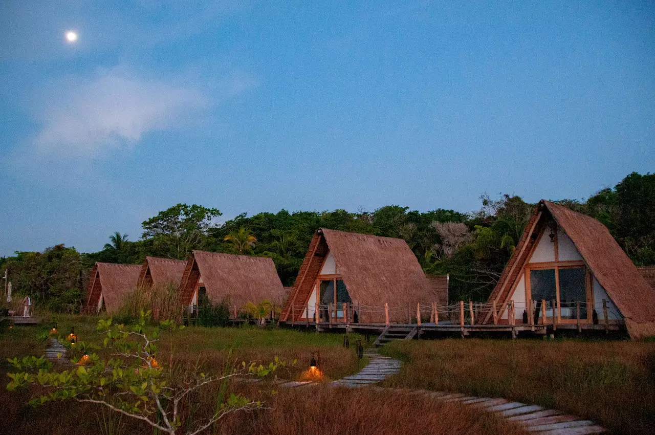 В отеле Habitas Bacalar можно покататься на стеклянных каяках. В сотрудничестве с Adventure Lab он также предлагает туры на байдарках на рассвете и уроки eFoil с лётной школой Lifts-Foils, компанией, которая стремится продвигать электроэнергию, чтобы исследовать Лагуну семи цветов и заменить топливные лодки, которые влияют на экосистемы.