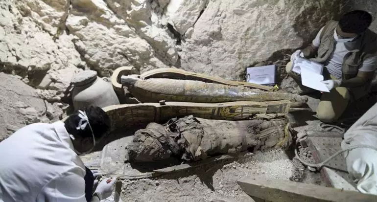 Mummies thiab 1,000 tus pej thuam pom nyob rau hauv ancient Egyptian qhov ntxa