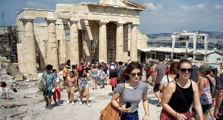 Yunanıstandakı vəziyyət turistlərə təsir edirmi?